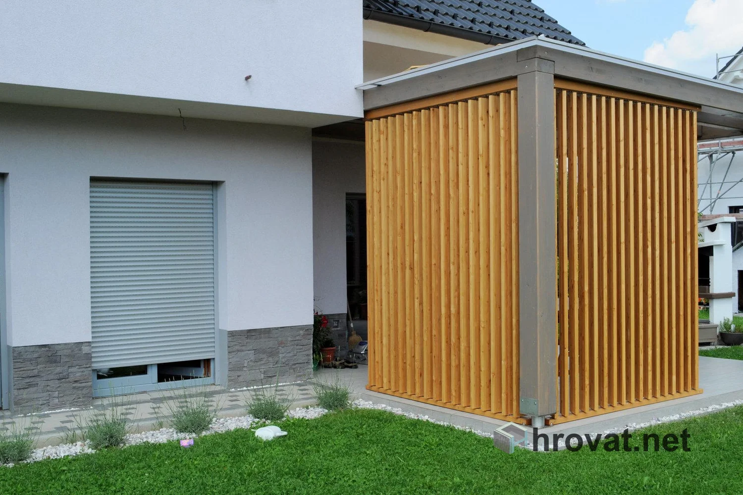 Leseni brisoleji po meri: Funkcionalnost, estetika in trajnost v enem